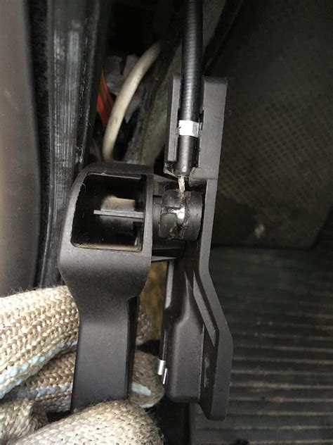 Ручка открытия капота — Volkswagen Golf Mk4 1 6 л 2001 года
