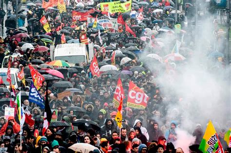 Des Centaines De Milliers De Manifestants Contre La Réforme Des