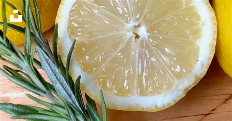 녹색 잎 옆에 노란색 레몬 과일 사진 Unsplash의 무료 음식 이미지