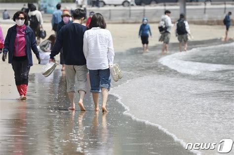 맨발로 걷는 해변