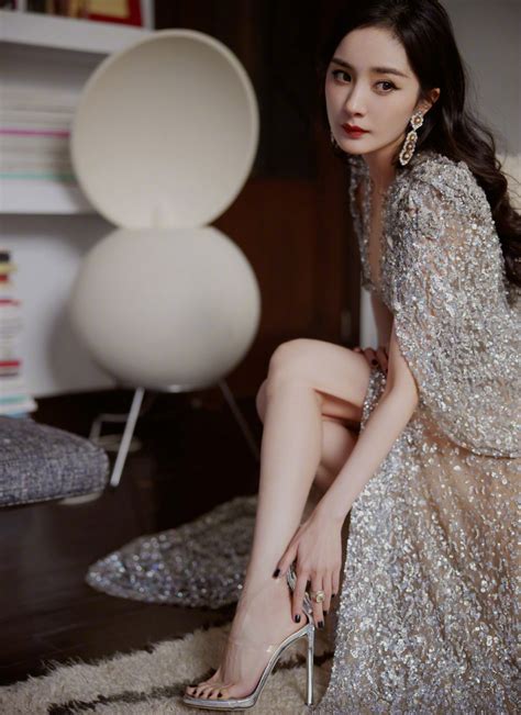 杨幂梦幻星流光斗篷裙性感写真杨幂elle风尚大典性感写真 三千图片网