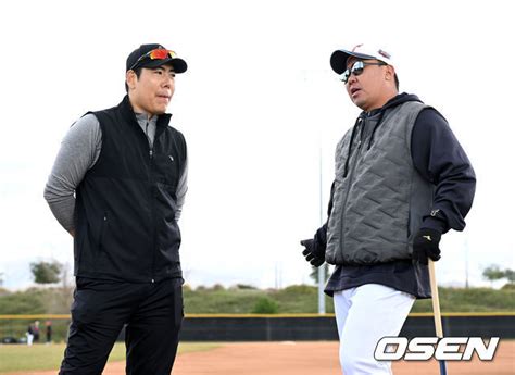 Kia 캠프 찾은 강정호이범호 감독과 진지한 대화