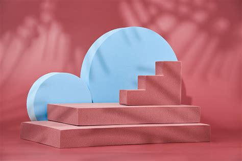 빨간색 배경의 기하학적 모양 다양한 제품의 프리젠 테이션을위한 빈 연단 받침대가있는 추상적 기하학적 배경 텍스트 공간 0명에 대한 스톡 사진 및 기타 이미지 Istock