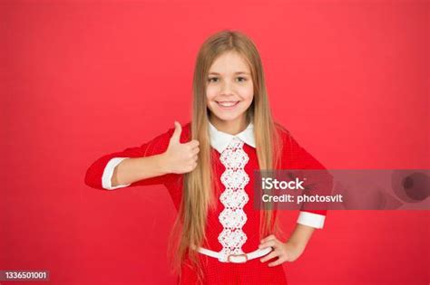 어린 시절의 행복 가족과 사랑 어린이 날 좋은 육아 육아 어린 소녀 아이 학교 교육 빨간 배경에 행복한 어린 소녀 자유롭고 행복한 느낌 8 9 살에 대한 스톡 사진 및 기타