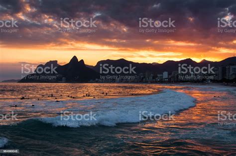 Ipanema 해변에서 리오 데 자네이 아름 다운 일몰 보기 0명에 대한 스톡 사진 및 기타 이미지 0명 경관 구름이
