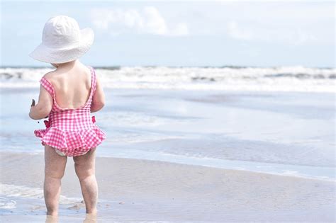 Nago W Majtkach Czy W Minibikini Jak Puszczać Dziecko Na Plażę