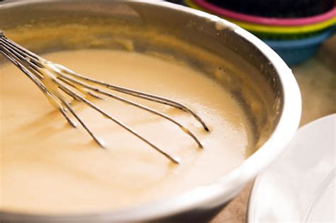 반죽 또는 팬케이크에 대 한 반죽 혼합 또는 디저트를 만들기 가까이 소프트 포커스 개념에 대한 스톡 사진 및 기타 이미지