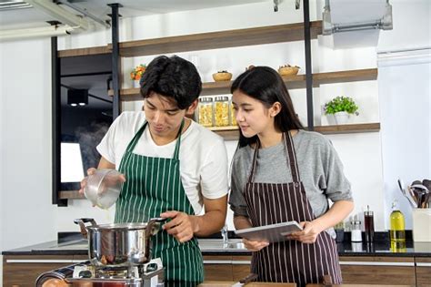 귀여운 해피 커플의 초상화 셀 카 액션에 앞치마 태블릿에 게시 하는 사람 동안 현대 부엌에서 샐러드와 야채와 함께 장식 요리를 준비 하 고 좋은 시간을 보내고 2명에 대한