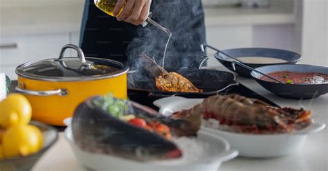 스토브 위에서 음식을 요리하는 사람 사진 Unsplash의 올리브유 이미지