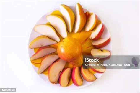 접시에 놓인 배와 배 조각 전체 클로즈업 텍스트 흰색 배경장소 0명에 대한 스톡 사진 및 기타 이미지 0명 과일 달콤한 음식 Istock