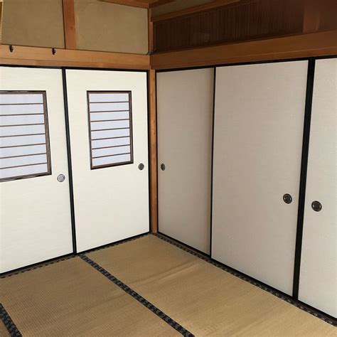 襖（ふすま）は日本の伝統的な引き戸です。この和風で古いイメージのふすまを壁紙に張り替えるやり方を動画で解説します。また、北欧風・ビンテージ