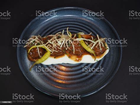 크림 쇠고기 미트볼과 소스는 어두운 배경 상단보기에서 격리 된 요리에 제공됩니다 0명에 대한 스톡 사진 및 기타 이미지 0명