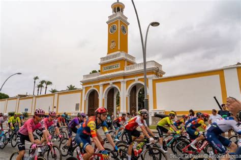 El pelotón de La Vuelta Ciclista a España sale de Cartagena rumbo al