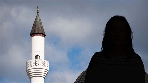 Flicka Skars I Underlivet I Moské Mammans Lögn Buggades