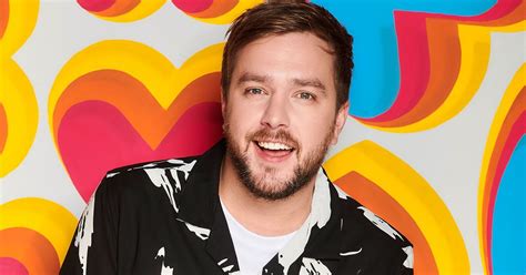 Love Islands Iain Stirling Makes Glasgow Dig As