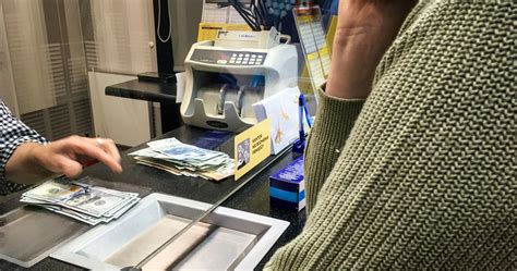Kurs złotego Ile kosztują euro dolar i frank szwajcarski Biznes w INTERIA PL