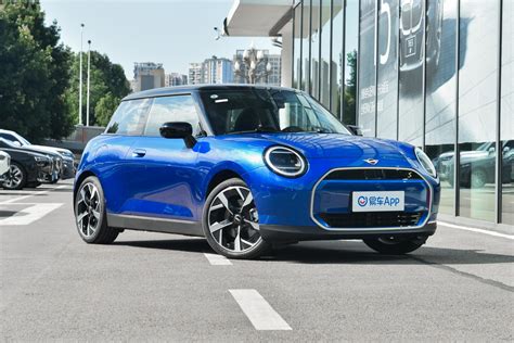 电动MINI COOPER452km COOPER SE 艺术家侧前45度车头向右水平图片 汽车图片大全 易车