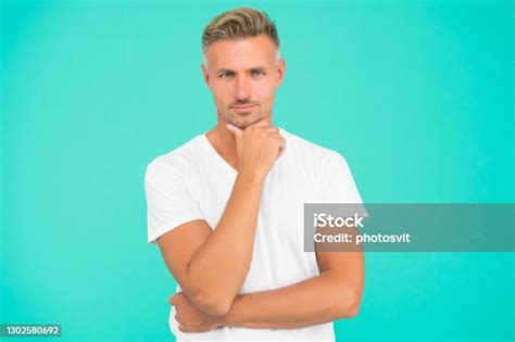 트렌디 한 헤어 스타일을 가진 웃는 남자는 청록색 배경 미용사에 회색 머리와 손질 얼굴을 색칠했다 눈 신체 부분에 대한 스톡 사진 및 기타 이미지 Istock