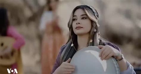 اجرای موسیقی گروهی از زنان بدون حجاب اجباری