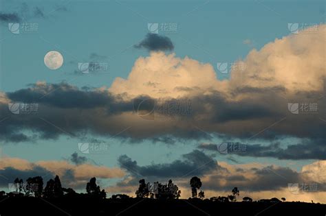 埃塞俄比亚阿克苏姆满月阴天日落
