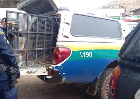 Polícia Militar Aborda Casal E Flagra Homem Com Arma