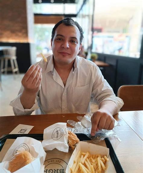 ‏أكبر خطأ ترتكبه في حياتك إنك تتكسف، أو ما تعرفش تتكلّم عن نفسك، وعن