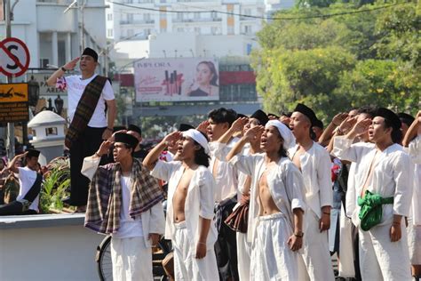 Wali Kota Surabaya Pimpin Pertunjukan Perobekan Bendera ANTARA News