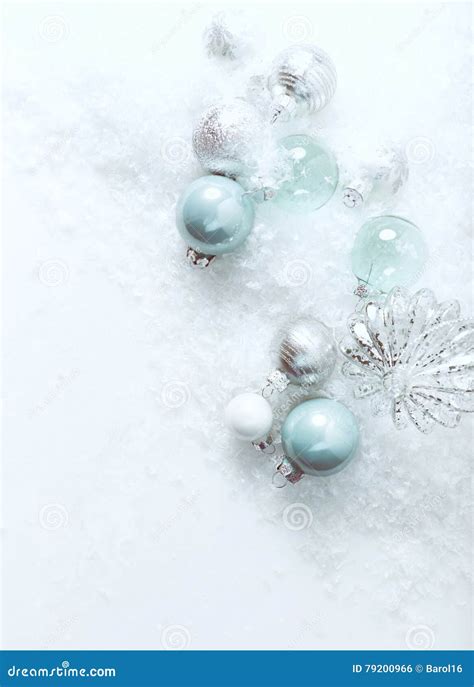 Kerstmisballen Op Een Witte Steenachtergrond Met Sneeuw Stock Foto