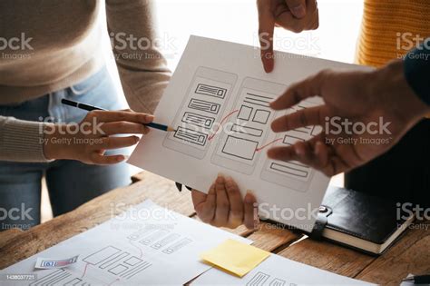 Ux 그래픽 디자이너 창조적 인 스케치 계획 응용 프로그램 프로세스 개발 프로토 타입 와이어 프레임 웹 휴대 전화 사용자 환경