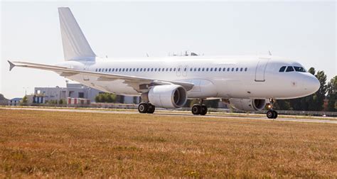 공항 활주로의 흰색 비행기가 택시를 타고 있습니다 이륙 및 착륙 도착 및 출발 텍스트에 대 한 배치 여객기는 모형을 고립 비행기