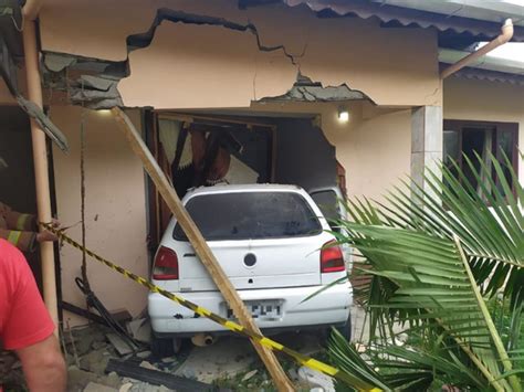 Carro Invade Casa No Alto Vale SCC