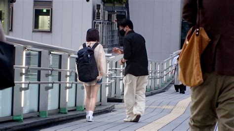 「マジ軟派、初撮。 1860 彼氏を地元に残し上京した現役jdを渋谷でナンパ！純粋なのは見かけだけ？テニサーの先輩と3p浮気sexをするドスケベ娘！超敏感マ コを突かれて中イキ連発！」：エロ