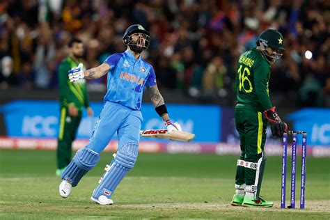 T20 World Cup 2022 Watch Rahul Dravid Greets Virat Kohli With A