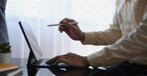 디지털 태블릿에 스타일러스 펜을 들고 있는 사업가의 잘린 사진 사진 Unsplash의 태국 이미지