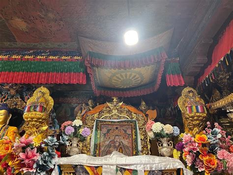 འོད་ཟེར།唯色woeser😷💙💛 On Twitter 萨嘎达瓦藏历四月二十三日。供奉于色拉寺大殿主座上的十三世尊者达赖喇嘛法像🙏