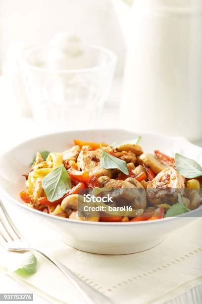 닭고기 버섯 고추와 양파와 함께 Tagliatelle 파스타 0명에 대한 스톡 사진 및 기타 이미지 0명 가금류 고기