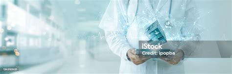 디지털 의료 큐브 인터페이스 아이콘에 태블릿을 사용하여 의사 홀로그램에 디지털 헬스케어 및 네트워크 연결 기술과 혁신 의료 의료