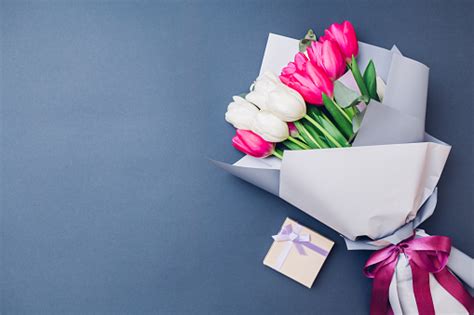 선물 상자와 봄 꽃 여성의 날 배경입니다 흰색과 분홍색 튤립 꽃다발 어머니의 날을 위한 선물 0명에 대한 스톡 사진 및 기타