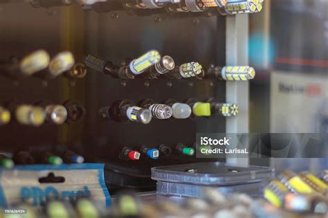 상점 창 및 자동차 부품 매장 선반의 흐린 이미지 소매 상점의 추상적 인 인테리어 상점에 대한 스톡 사진 및 기타 이미지 상점 전구 0명 Istock