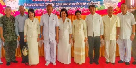 ผู้หญิง ผ้าป่าการกุศล ในโอกาสที่ พระอาจารย์ธาตุ อธิปัญโญ เจ้าอาวาสวัด