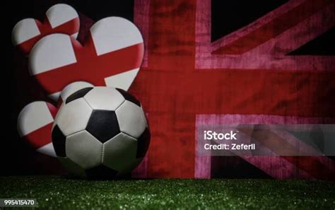 축구 2018입니다 창의적인 개념입니다 녹색 잔디에 축구 공입니다 지원 영국 팀 개념 2018년에 대한 스톡 사진 및 기타
