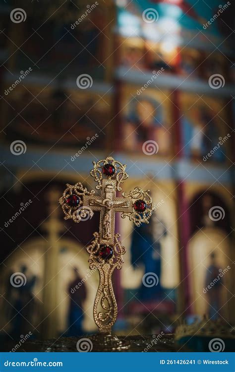 Enfoque Selectivo De Una Cruz Con Piedras Y Jesús Rojos Crucificados En