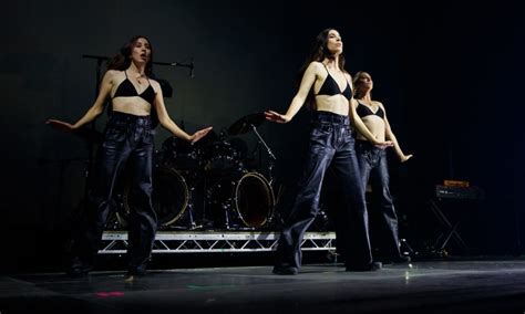 Taylor Swift Makes Appearance During Haim Concert