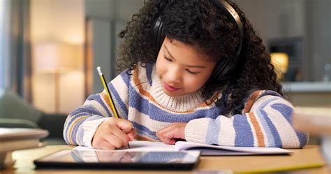 Photo Libre De Droit De Fille Élève De Léducation Ou Enfant Écrivant Ou