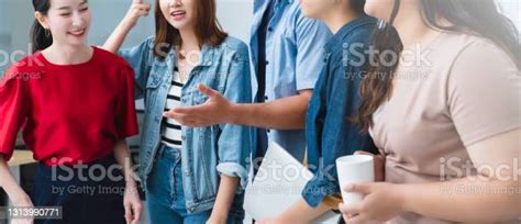 크리에이티브 에이전시 비즈니스 브레인 스톰 미팅 프레젠테이션 팀 제품 출시 프레젠테이션 기획 전략 새로운 비즈니스 개발에 대한 로드맵 논의 20 24세에 대한 스톡 사진 및