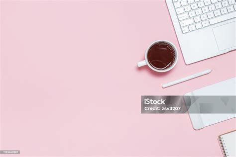 사진 작가 일러스트레이터 또는 디자이너의 현대적인 작업 공간 노트북 펜과 커피 한잔과 함께 그래픽 태블릿 핑크 테이블 평면도 복사 공간이 있는 플랫 레이 템플릿 책상에 대한