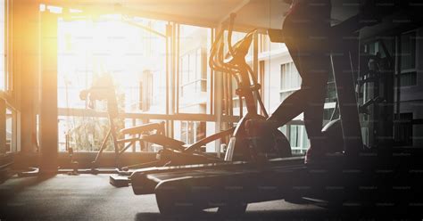 운동 피트니스 및 건강한 라이프스타일을 위한 러닝머신 개념의 체육관에서 달리는 여성의 실루엣 이미지 운동 행동 사진 Unsplash의 사람 이미지