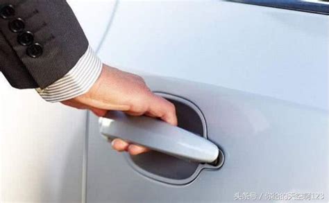 車鑰匙被鎖了，還在砸車玻璃嗎？老司機教你分分鐘搞定！ 每日頭條