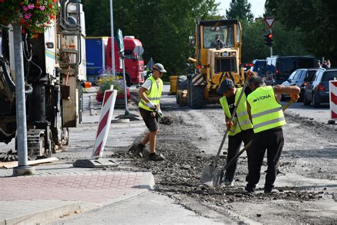 Slimnīcas Ielā Klāj Jaunu Asfalta Kārtu Ieviesta Vienvirziena Kustība