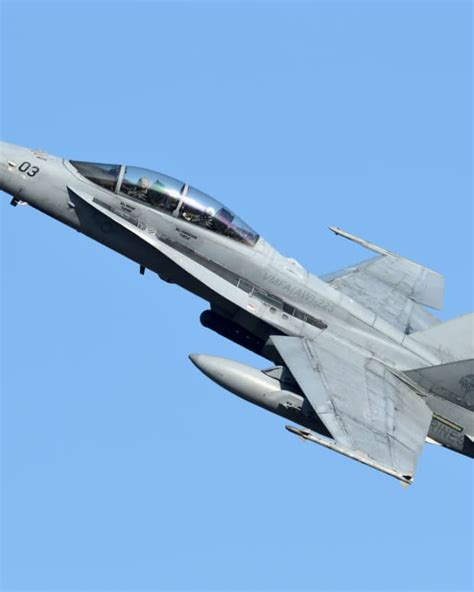 Video Us Navy F A 18 Super Hornet Fighter Jet Lands Sweetly On